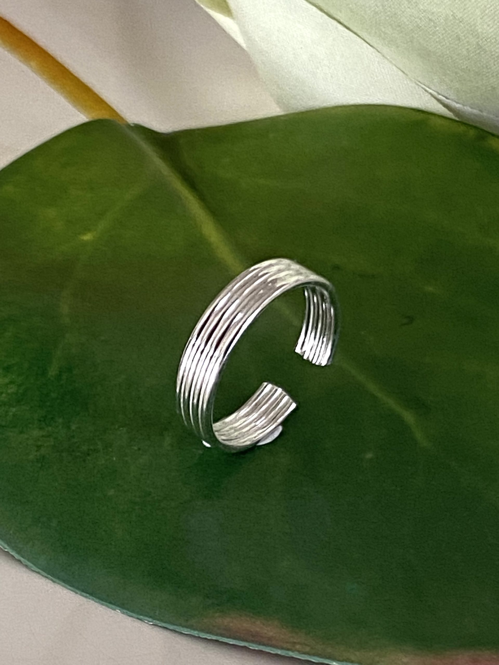 Sterling silver line design toe ring | VDM Jewellery